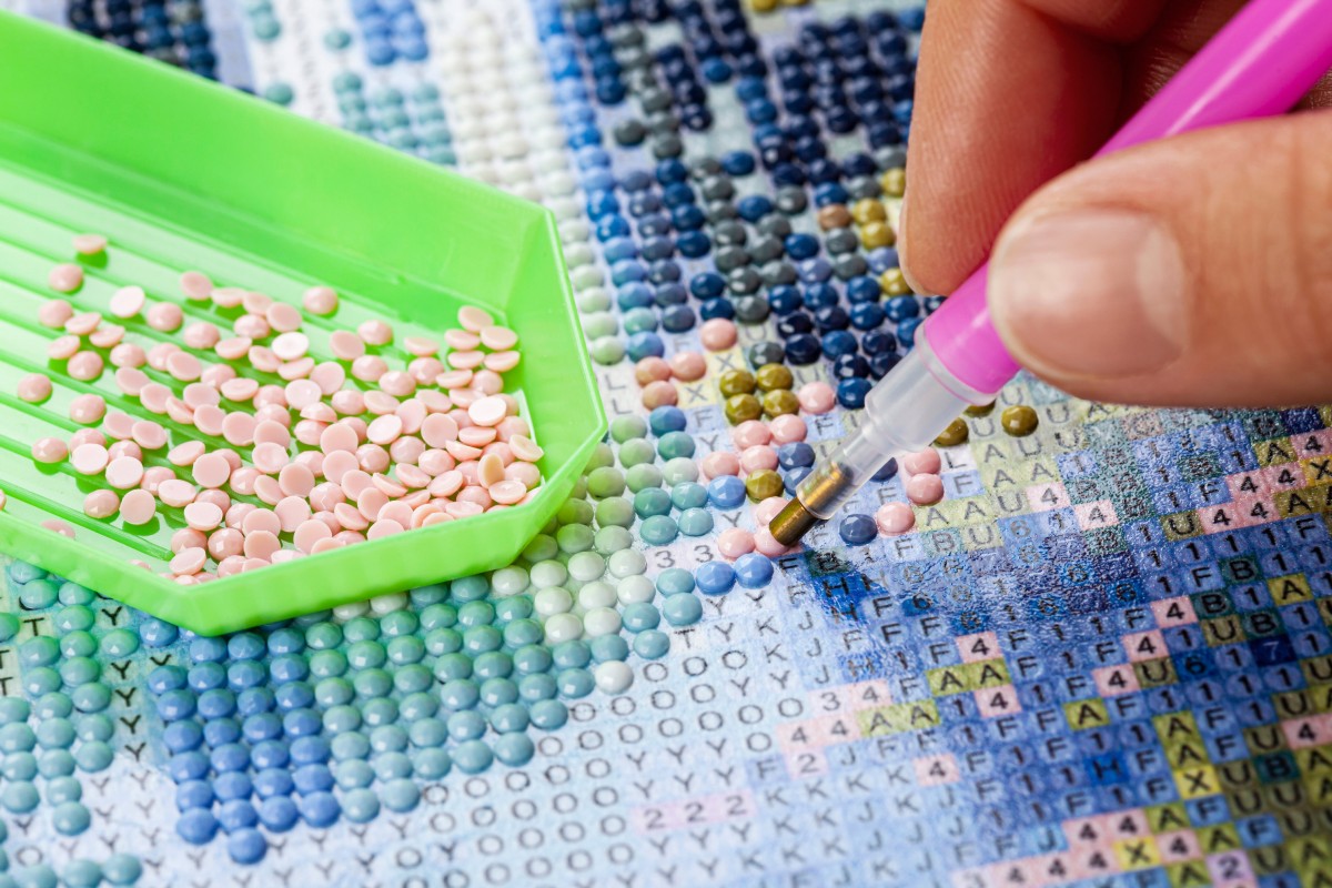 Broderie diamant : ce qu'il faut savoir sur cette tendance